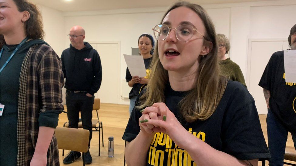 Côr i'r digartref yn gobeithio creu newid yng Nghaerdydd - BBC Cymru Fyw