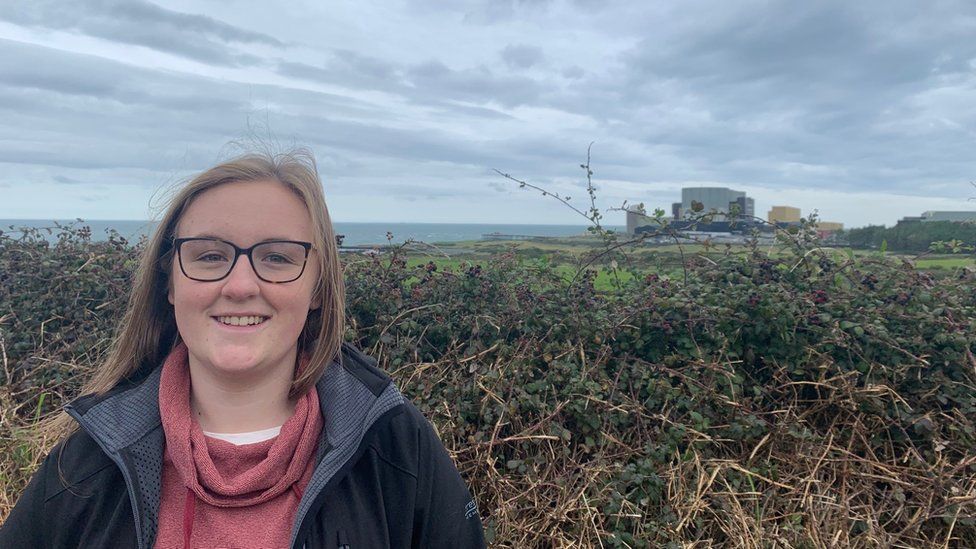 Wylfa Newydd: Gwerthu cartref i Hitachi a 'chwalu cymuned' - BBC Cymru Fyw