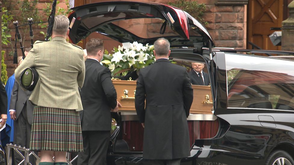 Funeral tributes to actor and comedian Johnny Beattie - BBC News