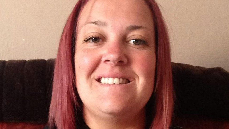 School run mums blocked 'thieves' in Horrabridge - BBC News