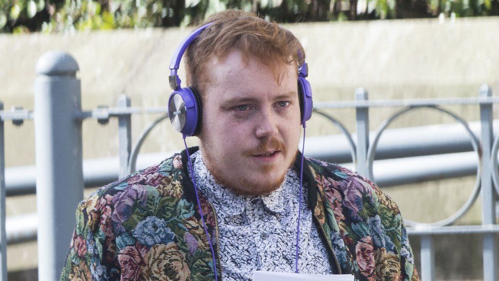 Youth worker swapped abuse images - BBC News