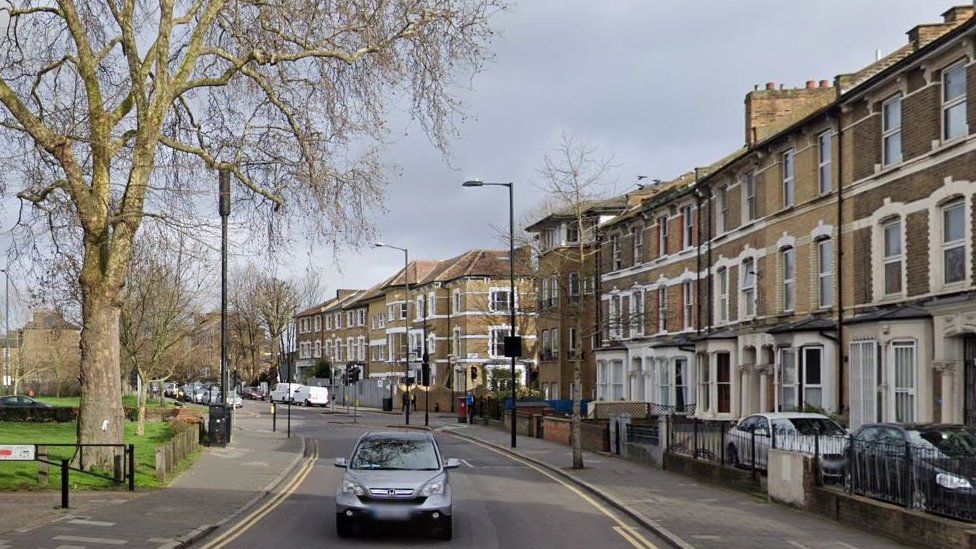 Hackney stabbing: Boy, 15, stabbed in head is critically ill - BBC News