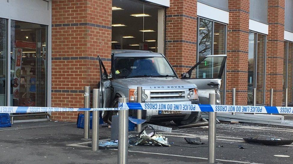 Burglars flee scene of Didcot Aldi ram-raid - BBC News