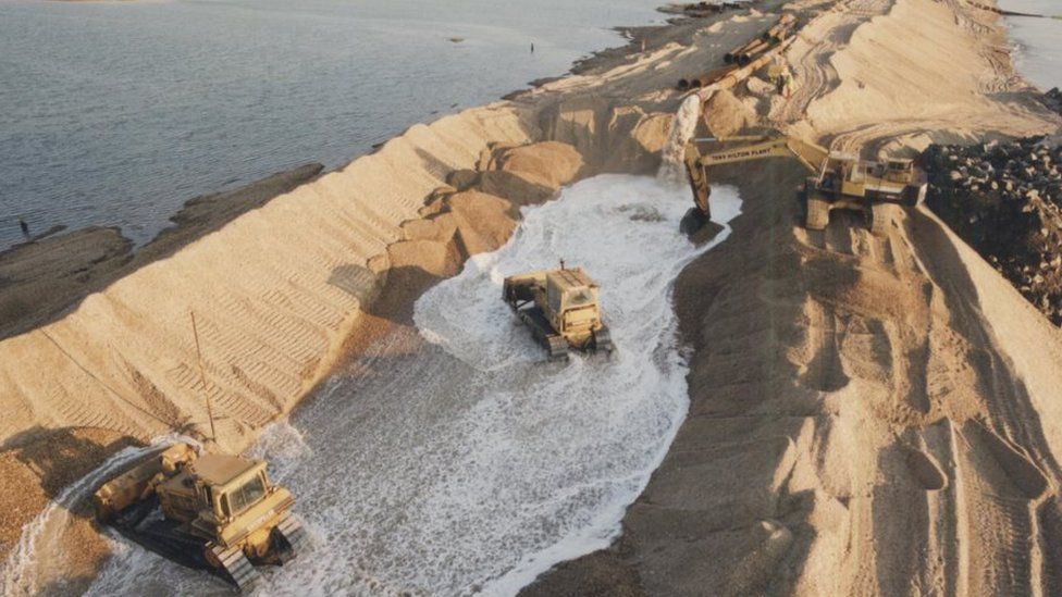 Funding bid for storm-hit Hurst Spit beach - BBC News