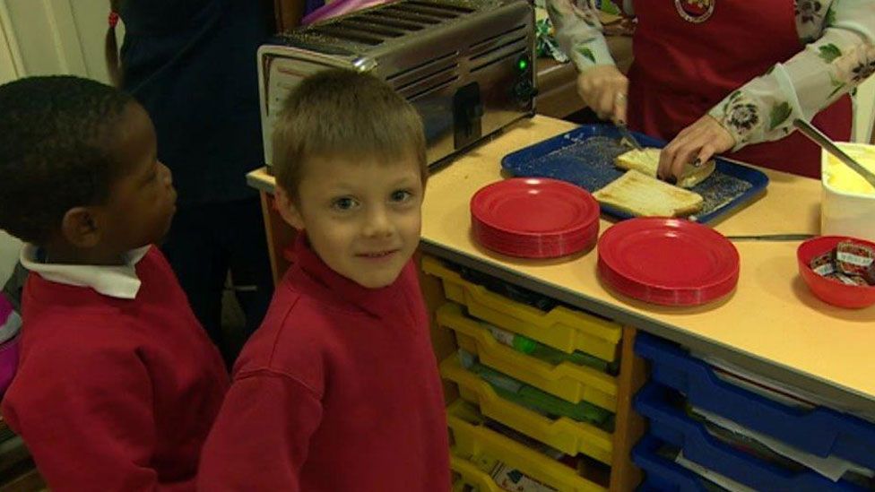 Healthy breakfasts 'help pupils do well' - BBC News