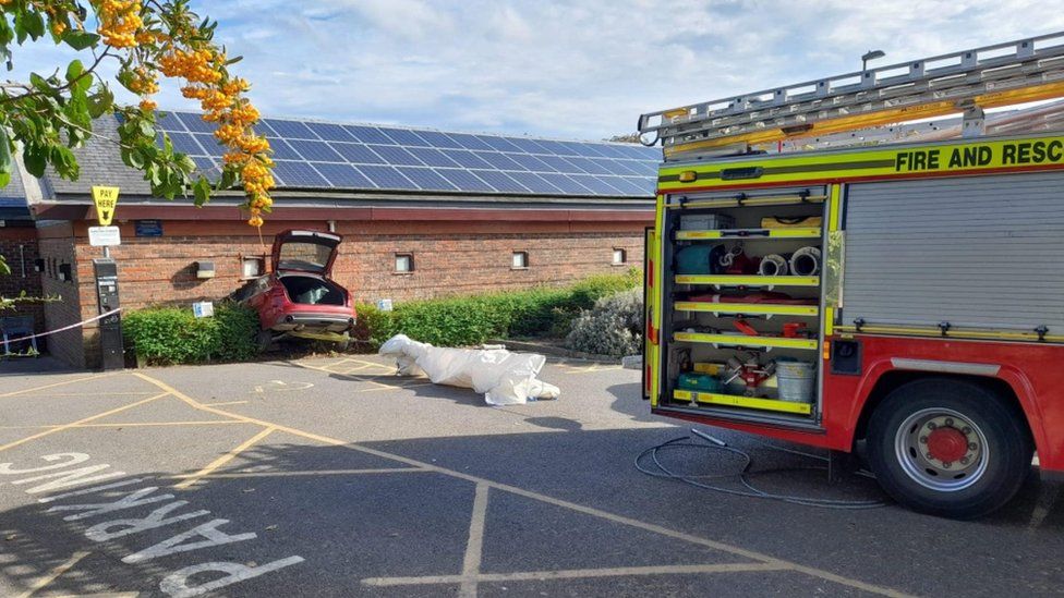 Car crashes through wall into Hythe library - BBC News