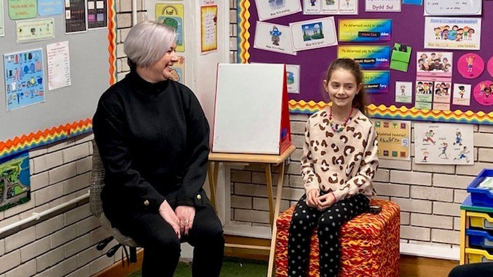 Ukraine: Refugee children learn Welsh in 11 weeks - BBC News