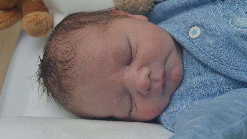 Hackney abandoned baby: Picture released of newborn - BBC News