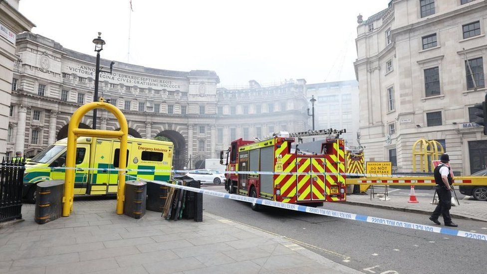 London wildfires: Firefighters felt like they were in warzone - BBC News