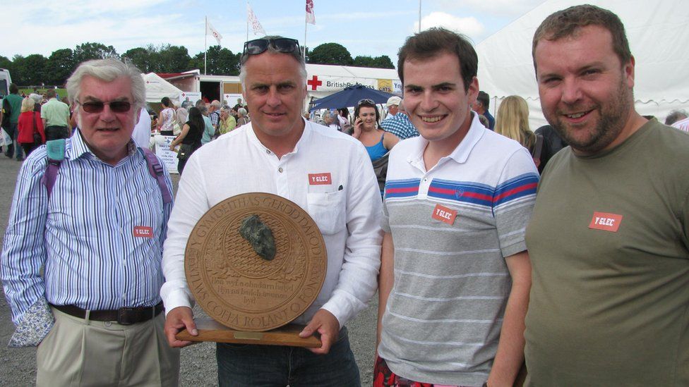 Y bardd John Hywyn wedi marw yn 76 oed - BBC Cymru Fyw