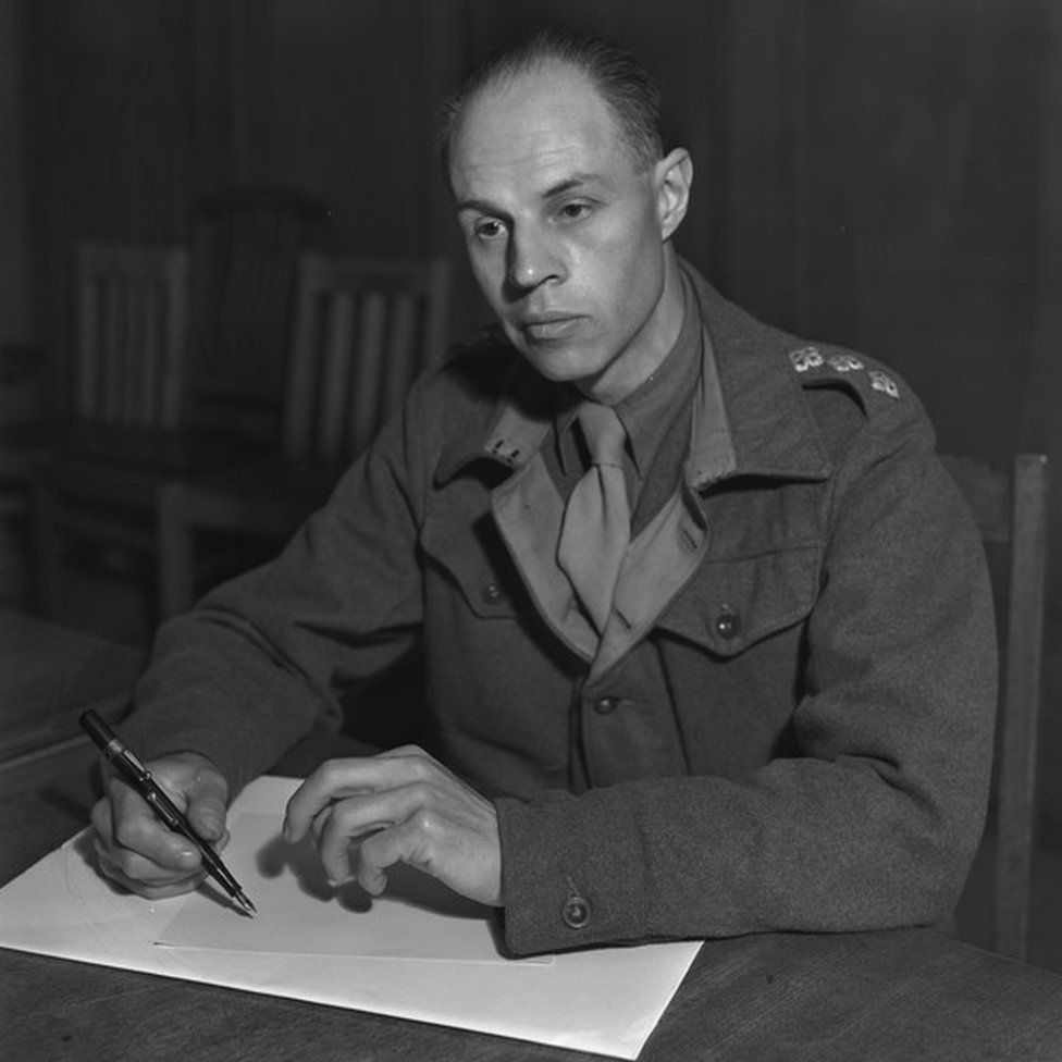 Higgins Bedford gallery: Edward Bawden's beasts go on display - BBC News