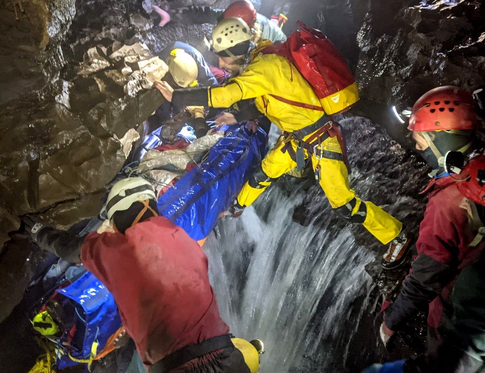 Achub dyn fu'n sownd mewn ogof ers dydd Sadwrn - BBC Cymru Fyw