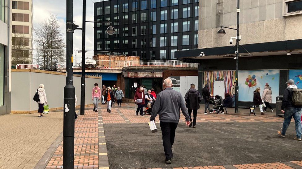 Food store in Swindon to reopen as microbrewery and pub - BBC News