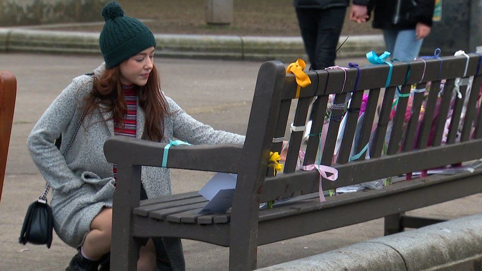 Ribbon vigil in Glasgow after Sarah Everard events cancelled - BBC News
