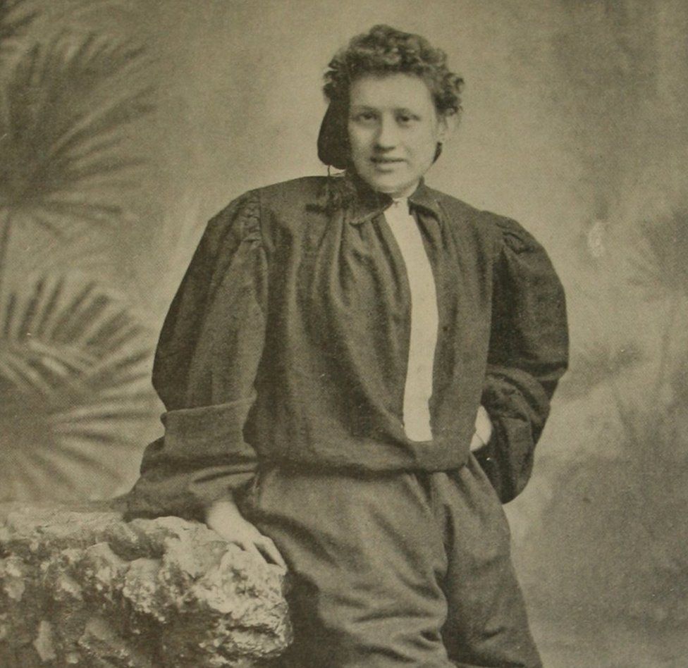 The story of women's football in 10 objects - BBC News