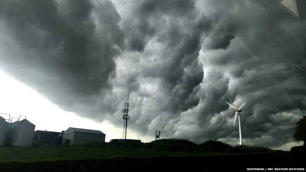 Rare and menacing clouds spotted across the UK - BBC Weather
