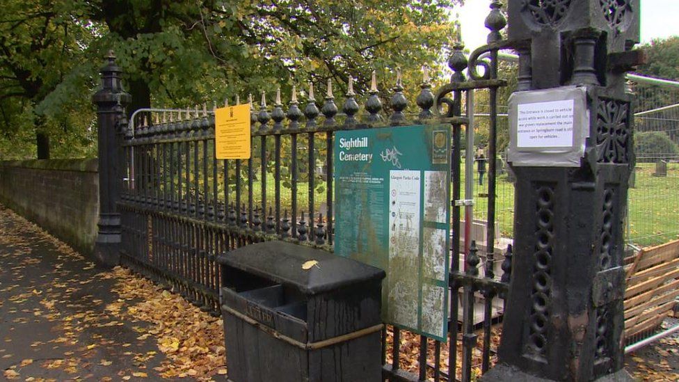 Fallen soldiers' headstones replaced in Glasgow cemetery - BBC News