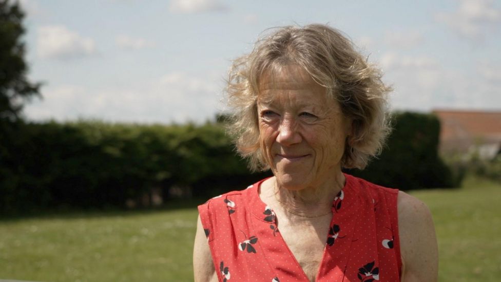 YouTube pianist Cole Lam inspires Norfolk children to play music - BBC News