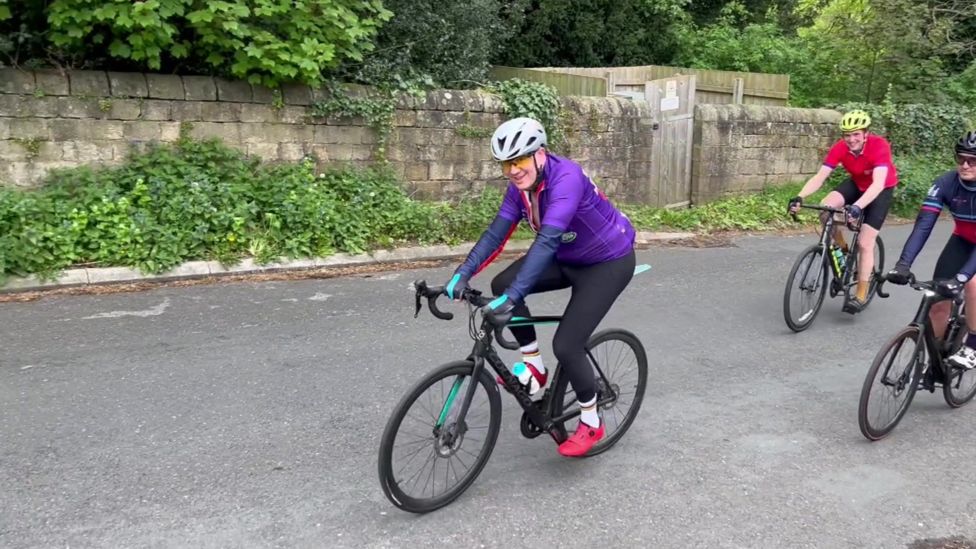 Harrogate cyclist receives award for 'inspirational' fundraising - BBC News