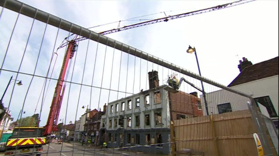 Midhurst fire: Scaffolding work under way at fire-damaged hotel - BBC News