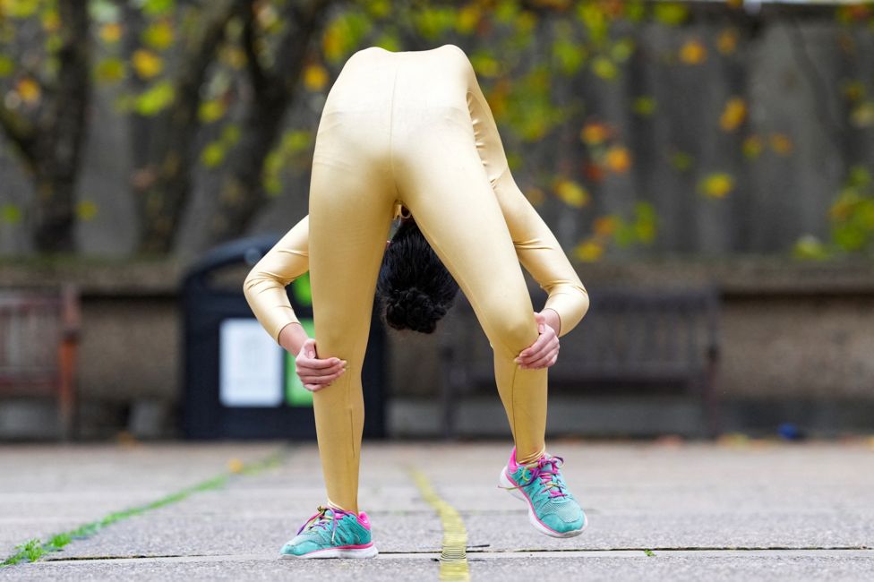Flexible teen and speed-cubing champion claim world records - BBC News