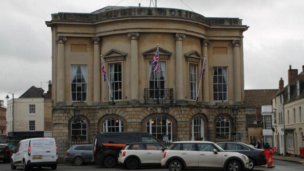 Devizes Town Hall to undergo repairs - BBC News