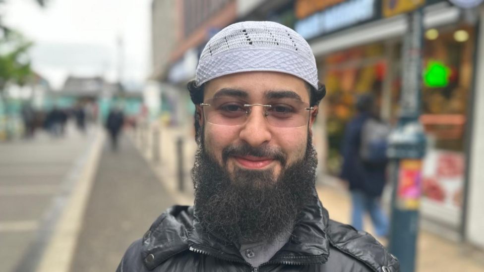 Erith: 'I want to know why all the shops have gone' - BBC News