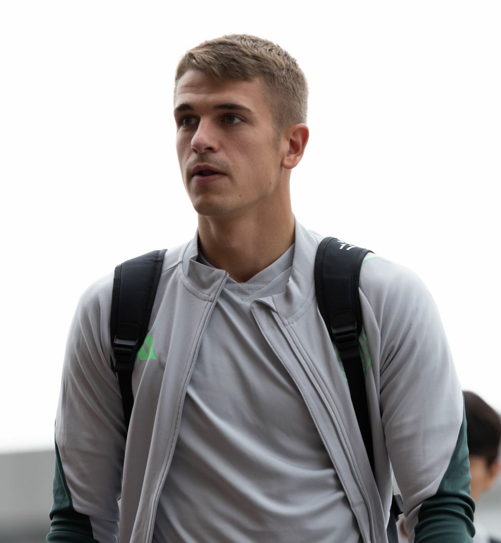 Nawrocki makes Celtic debut against County - BBC Sport