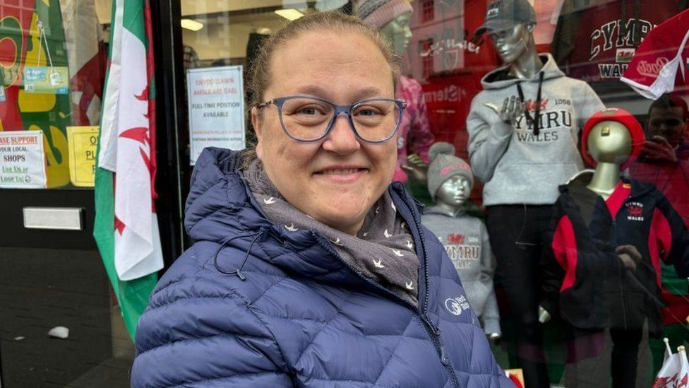 Mwy o gynghorau Cymru'n ystyried casglu gwastraff yn llai aml - BBC ...
