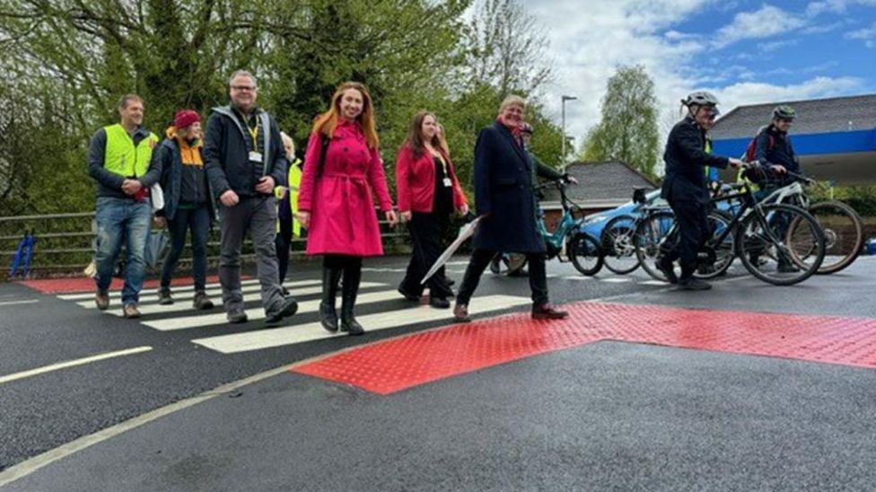 New Manchester to Macclesfield walking and cycling path opens - BBC News