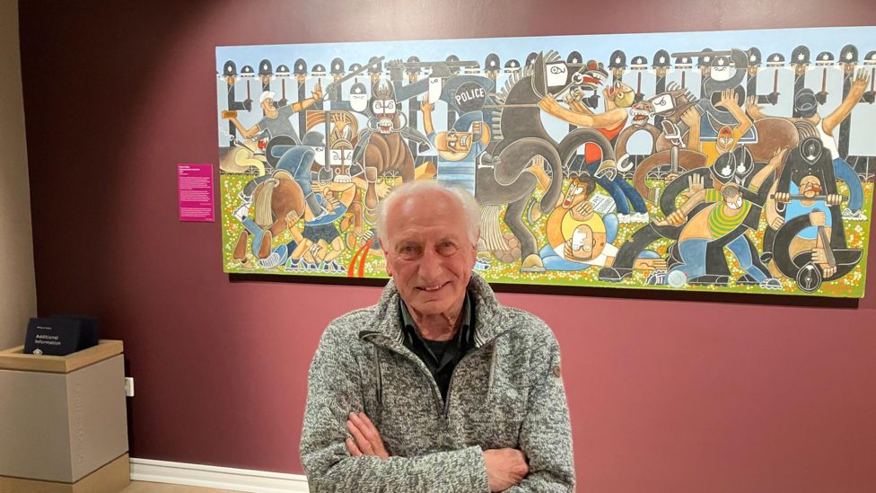 Miners' art exhibition explores the loss of coal pits - BBC News