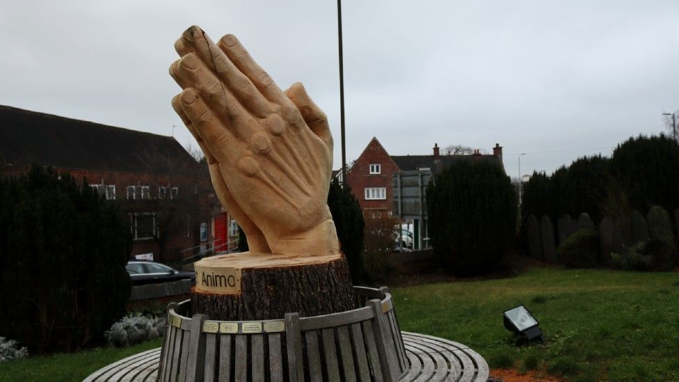 Cossington: Protest against plan to fell Winston Churchill tree - BBC News