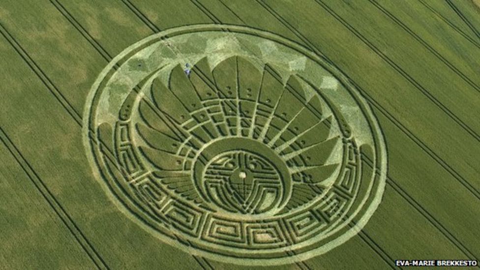 Display marks 25 years of crop circles study - BBC News