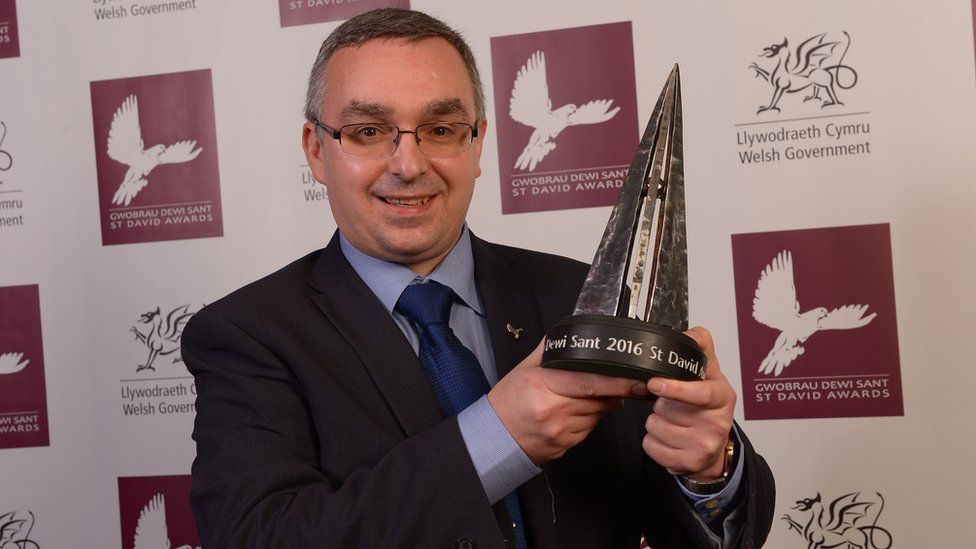 St David Awards: Peter Fuller honoured for bravery - BBC News