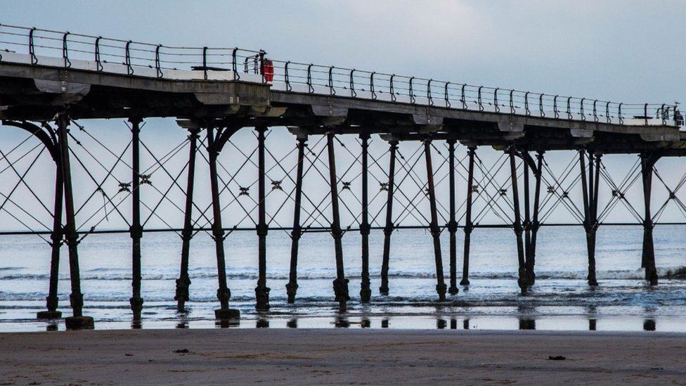 Saltburn beach loses blue flag award over water quality - BBC News