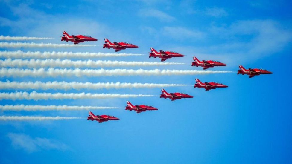 Red Arrows pay tribute to Spitfire crash pilot - BBC News