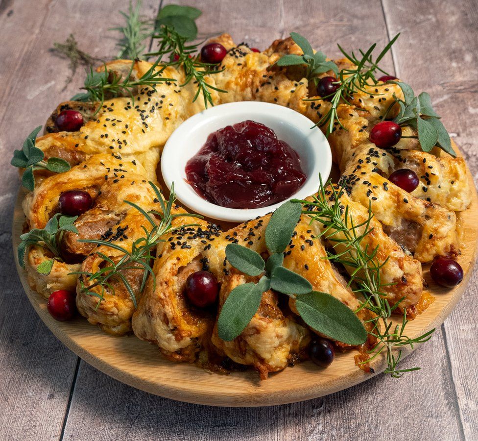 Ryseitiau bwyd parti Nadoligaidd Rhian Cadwaladr - BBC Cymru Fyw