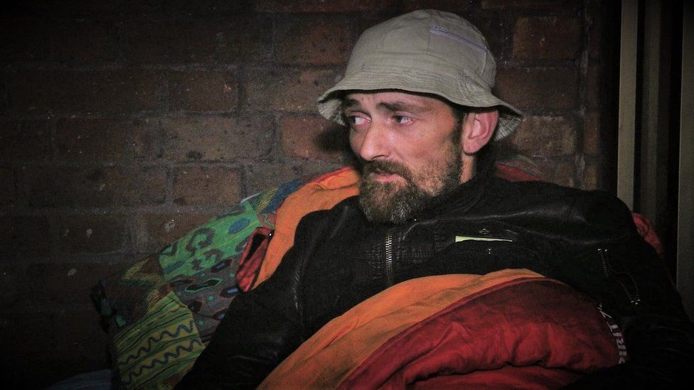 Homeless man found dead in Cardiff street - BBC News