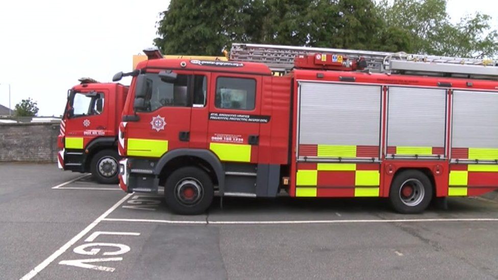 Rhybudd undeb am lai o injans tân yn y gogledd - BBC Cymru Fyw