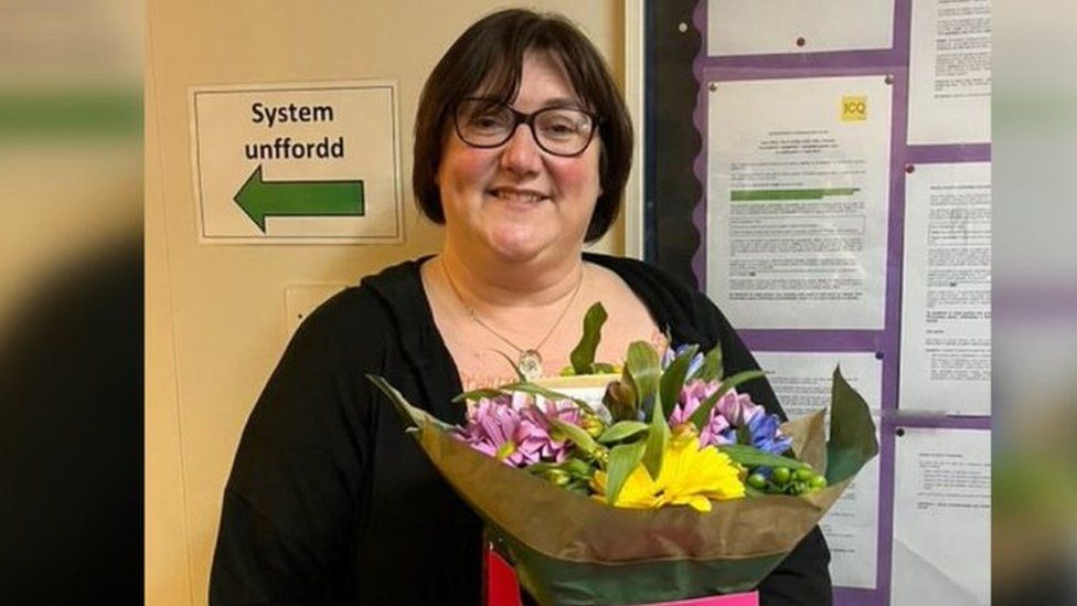 Menna Williams yw enillydd Tlws John a Ceridwen Hughes - BBC Cymru Fyw