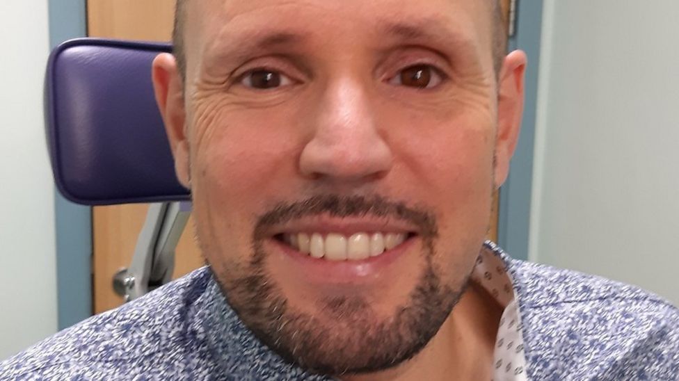 Moorfields Eye Hospital gives woman, 88, bionic eye implant - BBC News