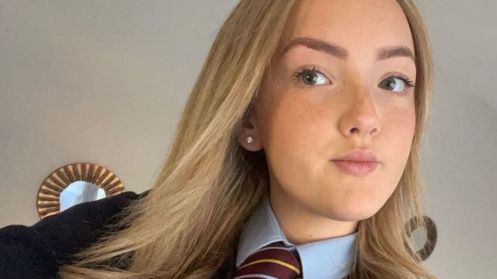 Graddau uchaf TGAU yng Nghymru yn ôl i lefel 2019 - BBC Cymru Fyw