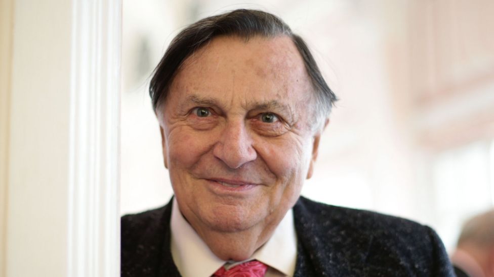 Barry Humphries: A life in pictures - BBC News