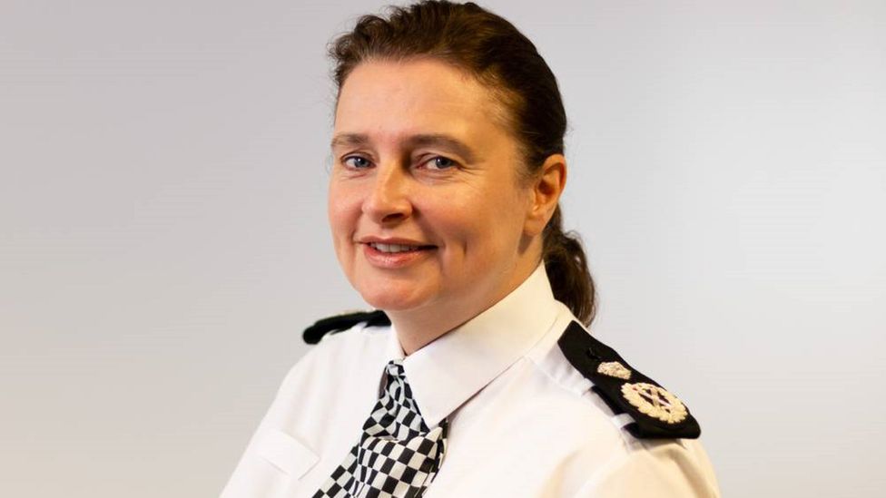 Staffordshire Police recruits show greater diversity - BBC News