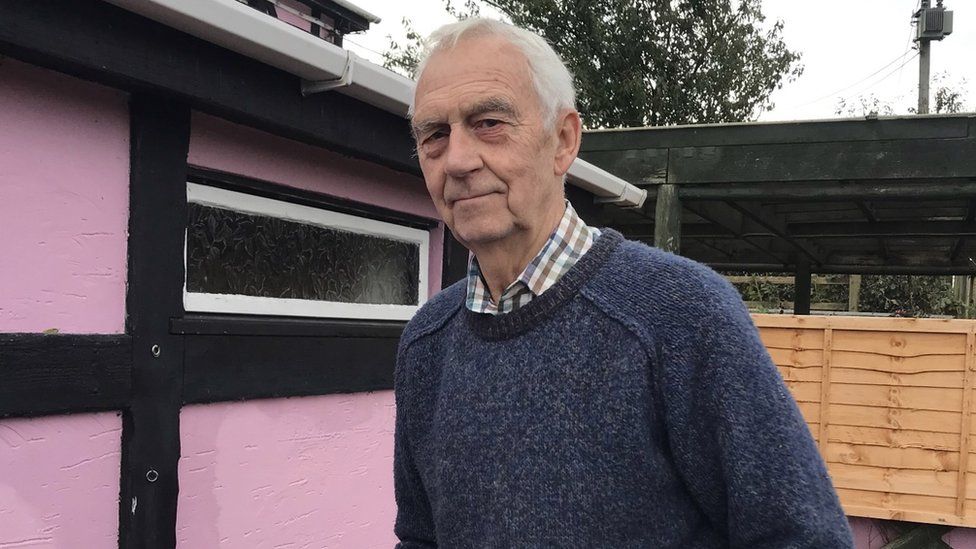 Graffiti gwrth-Seisnig 'ffiaidd' ar dafarn yn Llandeilo - BBC Cymru Fyw