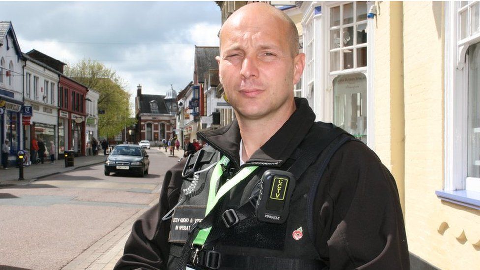 East Hampshire council 'litter police' issue fewer fines - BBC News