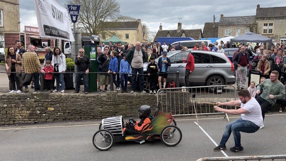 Tetbury soap box derby Wacky Races celebrates tenth anniversary - BBC News