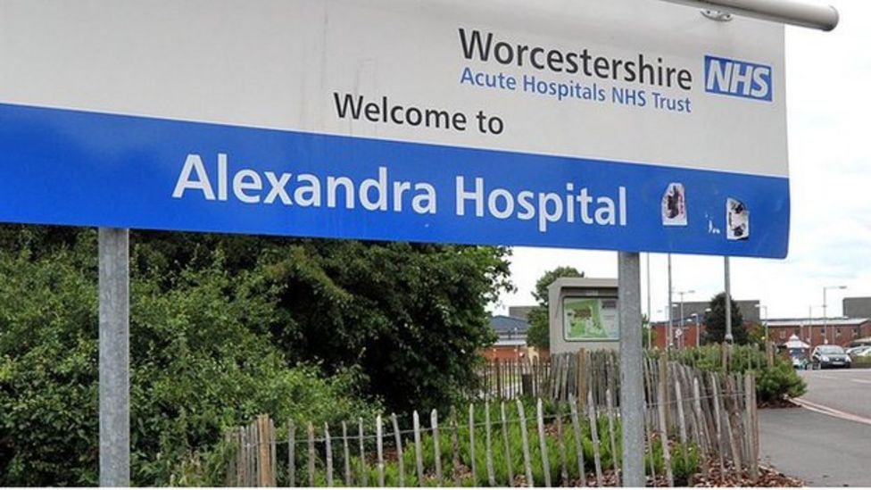 Ambulance waits at Worcester hospital for nearly 14 hours - BBC News