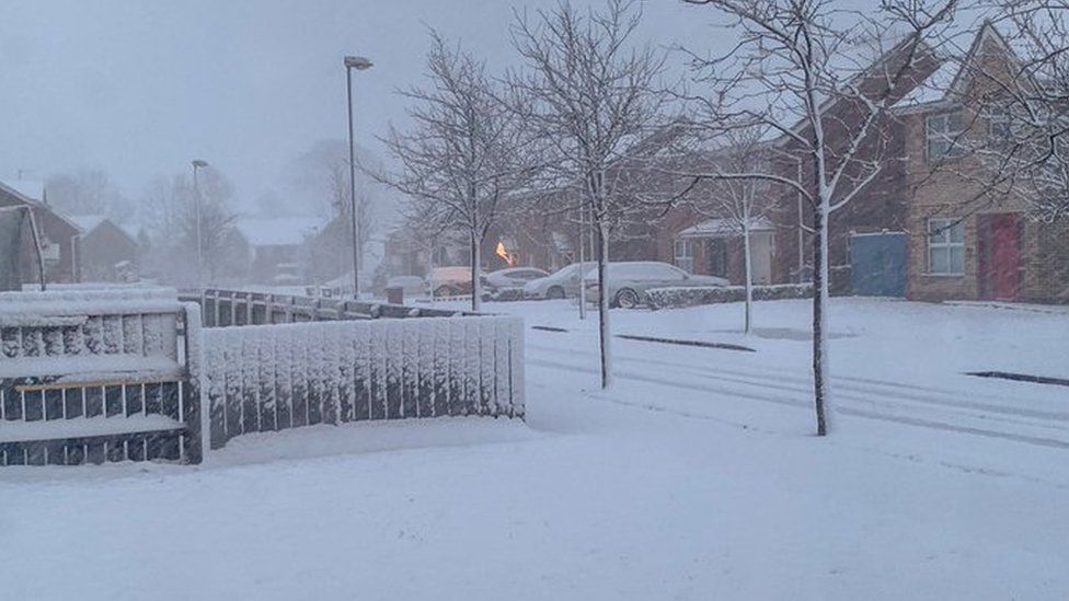 Heavy snow causing disruption in some parts of Northern Ireland - BBC News