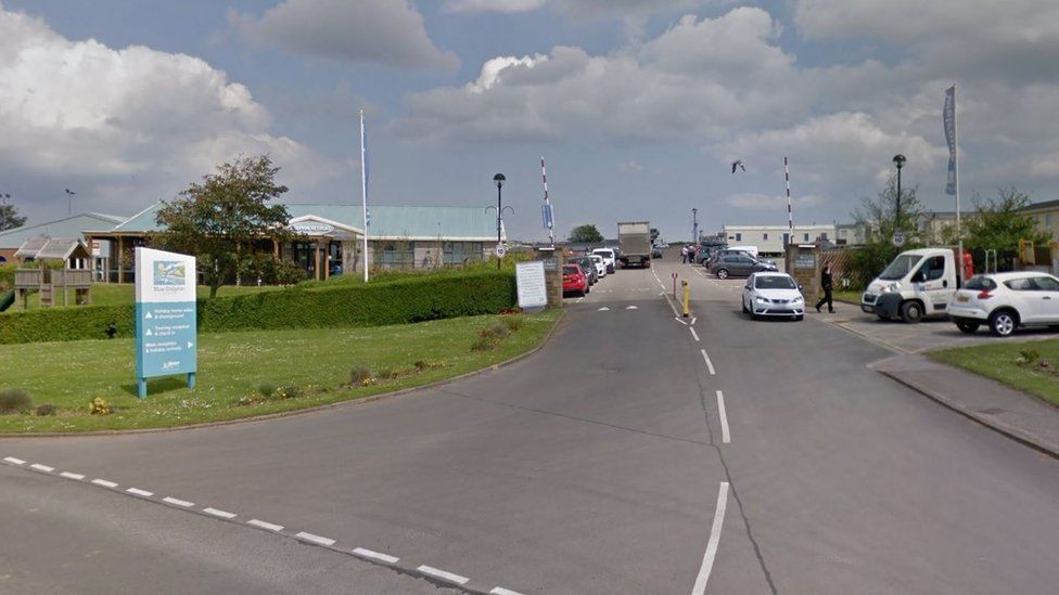 Filey: Man dies after car goes over cliff - BBC News